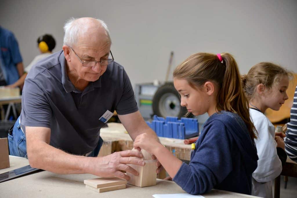 Engaging Intergenerational Activities | DYNSEO