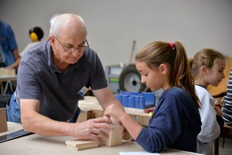 Engaging Intergenerational Activities | DYNSEO