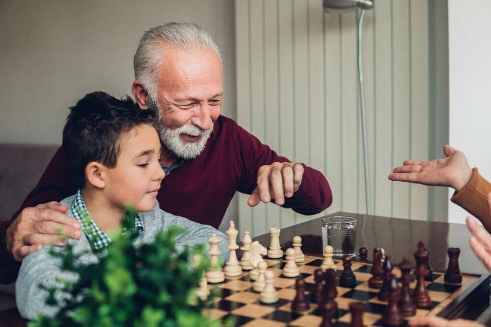 DYNSEO: Supporting Alzheimer's Patients with Adapted Games